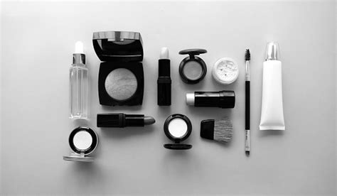 화장품 포장makeup 보라색 배경 설정입니다 그룹 브러시 재단 아이 섀도 립스틱 파우더 스킨케어 크림 세럼 얼굴 아름다움 제품입니다 화장품입니다 아티스트 부속품을 확인