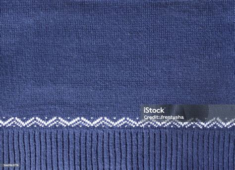 흰색 테두리가 있는 짙은 파란색의 울 스웨터 질감 천연 니트 울 인디고 컬러 소재로 흰색 장식이 있습니다 니트 직물 질감이 있는 수평 또는 수직 배경 0명에 대한 스톡 사진