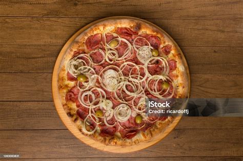 페퍼로니 피자 양파 조각 모짜렐라 치즈 그린 올리브 사진 나무 판에 수평 사진 중앙에 피자 0명에 대한 스톡 사진 및 기타 이미지 Istock