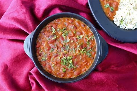Rajma Chawal은 인기있는 북인도 음식입니다 Rajma는 양파 토마토 및 향신료의 특별한 블렌드로 조리 된 양말 레드 강낭콩입니다 Jeera 쌀 또는 커민 라이스와