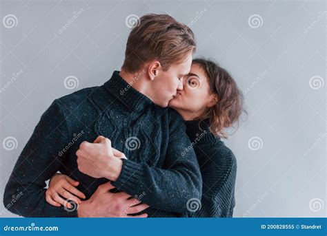 Linda Pareja Joven Bes Ndose En Interiores En El Estudio Imagen De Archivo Imagen De Hermoso