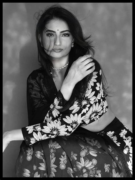 ब्लैक एंड व्हाइट फोटोशूट में बेहद खूबसूरत लगीं पलक तिवारी