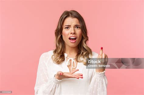 좌절 화음 오프의 클로즈업 초상화 제안을 기다리는 피곤 아름다운 소녀를 불평 귀찮게 찡그린 얼굴링 손가락에 가리키는 핑크 배경 실망 서 고객에 대한 스톡 사진 및 기타