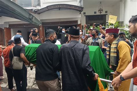 Tangis Keluarga Pecah Saat Jenazah Ridwan Saidi Tiba Di Rumah Duka