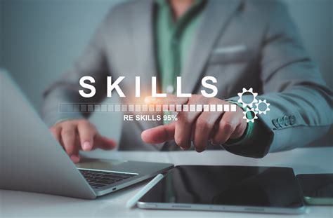 업스킬 또는 리스킬링 업스킬 및 개인 개발 개념 디지털 트랜스포메이션을 위한 교육 교육 학습 능력 지식 및 역량을 죽이기 위한 화살표를 가리키는 직원 가리키기에 대한 스톡