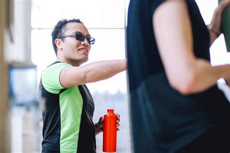 실내에서 비치 발리볼을 하는 남자의 남성 초상화 사람들과 함께하는 라이프 스타일 스포츠 사진 다인종 사람들은 스포츠 코트와 같은 체육관에서 공이있는 선글라스를 착용합니다