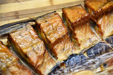 흡연 과정 물고기 생선 가공 훈제 훈제실에서 훈제된 고등어 물고기 흡연 과정 물고기 배너 메뉴 고기에 대한 스톡 사진 및 기타 이미지 Istock