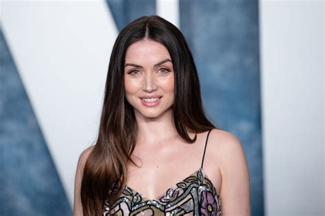 Ana De Armas Height How Tall Is She Mr Captions