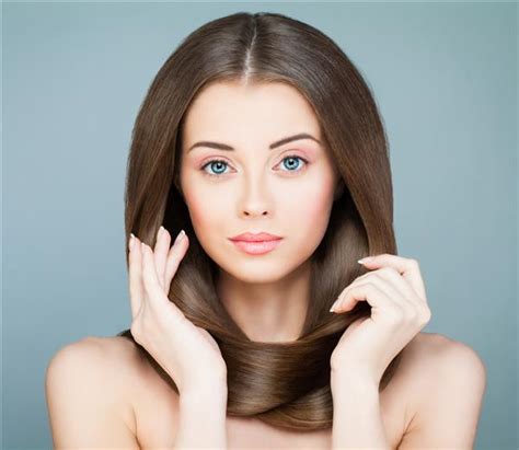 مدل مد زن کامل با مدل موهای قهوه ای بلند مدل اسپا زیبا با موهای سالم 1590961