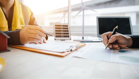 건물 옥상에 태양 전지판을 설치할 계획인 엔지니어 및 계약자 연료 및 전력 생산에 대한 스톡 사진 및 기타 이미지 연료 및 전력 생산 2명 건물 외관 Istock