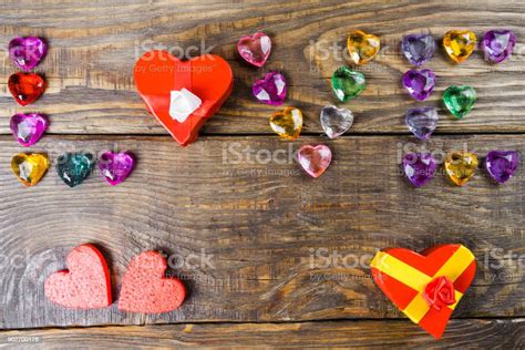 단어 사랑 젊은 마음 마음과 나무 배경에 장식 하트의 모양에서 선물에 대 한 두 개의 상자를 올려놓았다 0명에 대한 스톡 사진 및 기타 이미지 Istock