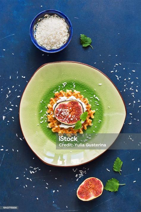 전통 벨기에 와플 크림 무화과 민트 잎 파란 소박한 배경에 코코넛 부스러기와 뿌 렸 다 보기 상위 공간을 복사 합니다 0명에 대한 스톡 사진 및 기타 이미지 Istock