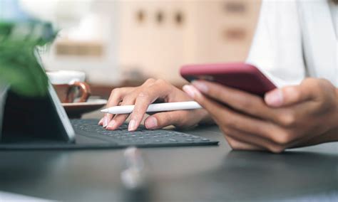 사무실에 앉아있는 동안 디지털 펜을 들고 컴퓨터에서 작업하는 여성의 손의 자른 샷 노트북에 대한 스톡 사진 및 기타 이미지 노트북 노트북 사용하기 모던 양식 Istock