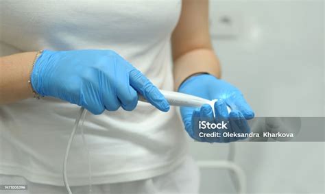 식염수 장갑 치과 간호사는 병에서 염화나트륨의 식염수를 주사기로 수집합니다 항생제 육종 예방 접종 질병 예방 및 치료 간호사에 대한 스톡 사진 및 기타 이미지 Istock