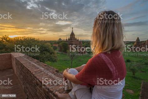 일출 미얀마 바간 고고학 영역을 고민 하는 백인 젊은 여자 바간에 대한 스톡 사진 및 기타 이미지 바간 20 29세