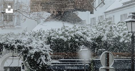 흰색과 갈색 드레스를 입은 여자가 낮 동안 거리를 걷고 있는 우산을 들고 있다 사진 Unsplash의 무료 파리 이미지