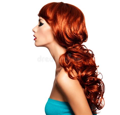 Женщина профиля прелестно с оголенными плечами Стоковое Фото изображение насчитывающей