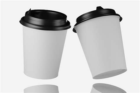 검은색 플라스틱 뚜껑이 있는 두 개의 흰색 일회용 직기 당신의 디자인을 위한 백서컵 모형 흰색 일회용 컵 모형 3d 렌더링 3차원 형태에 대한 스톡 사진 및 기타 이미지