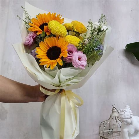 Krystalfloral 남편분 생일선물로 꽃다발을 주믄하신 멋진 여사님 가게에 놀러 온 친구가 Facebook