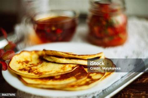 집에서 만든 아침 식사 또는 브런치 미국식 팬케이크 딸기와 설탕 가루 홍차 한잔과 함께 빈티지 금속 쟁반에 제공 0명에 대한 스톡 사진 및 기타 이미지 Istock