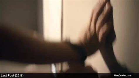 Male Celeb Jeremy Neumark Jones Flashing His Gorgeous Butt Maldivian