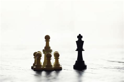 아이디어와 경쟁 및 전략 비즈니스 성공 개념을 위한 체스 보드 게임 프리미엄 사진