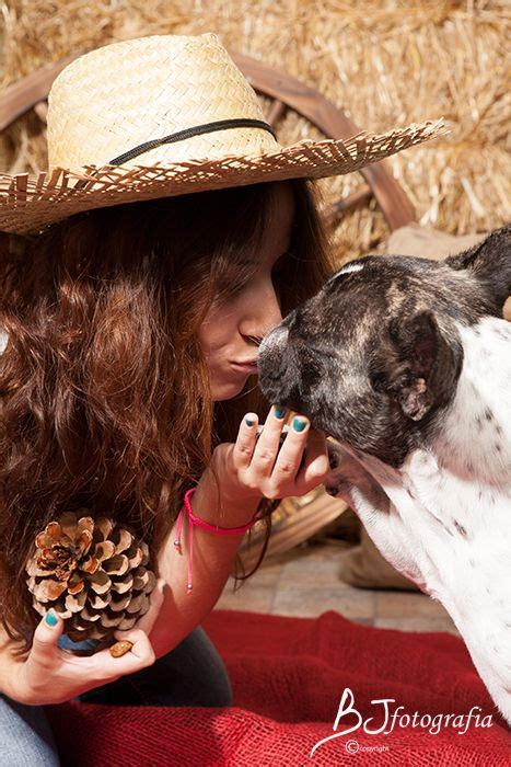 Besando A Su Perro Perros Besando