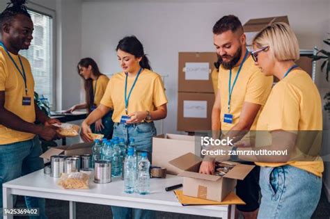 지역 사회 자선 기부 센터에서 일하는 다인종 자원 봉사자 그룹 사무실에 대한 스톡 사진 및 기타 이미지 사무실 자원봉사 기부함 Istock