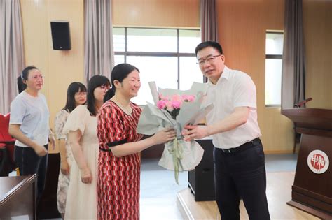 何益军强调，要增强对外交流，充分发挥杰出校友榜样激励的育人作用