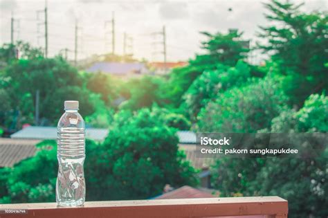 병 물 가정 및 트리 Bokeh 흐리게 배경으로 하늘에 플라스틱을 만든 벽지를 사용 하 여 패키지 또는 이미지 및 복사 공간을 새로 고침 제품 0명에 대한 스톡 사진 및