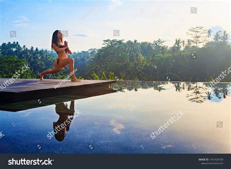 13819 Imágenes De Yoga Bikini Imágenes Fotos Y Vectores De Stock Shutterstock