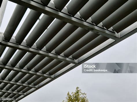 버스 정류장 전망대 Pergola 대피소의 금속 구조 지붕과 벽은 식물을 오르기 위해 밧줄 그물로 땋아 있습니다 스테인레스 스틸 커플 링으로 고정됩니다 검은 블록 모양의