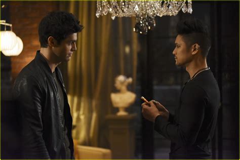 Shadowhunters Showrunner Responds To Controversial Malec Consent Scene Photo 1069280