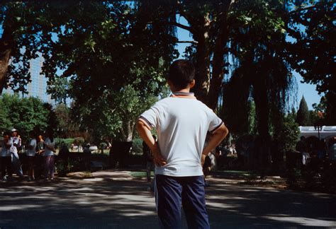 한 소년이 공원에 서서 밖을 내다보고 있습니다 사진 Unsplash의 무료 숲 이미지