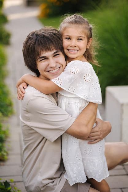 Retrato De Una Hermana Feliz Y Hermosa Con Su Prima Una Niña Adorable Y