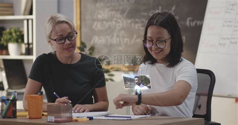 一名女学生在接受辅导课程时使用智能手表与父亲进行视频通话的中镜头smart高清图片下载 正版图片503801239 摄图网