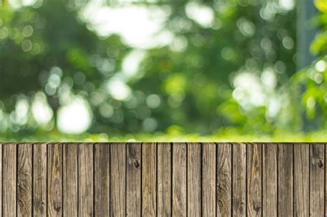 빈 나무 테이블과 Bokeh 봄 나무 배경 막입니다 12월에 대한 스톡 사진 및 기타 이미지 12월 1월 7월 Istock