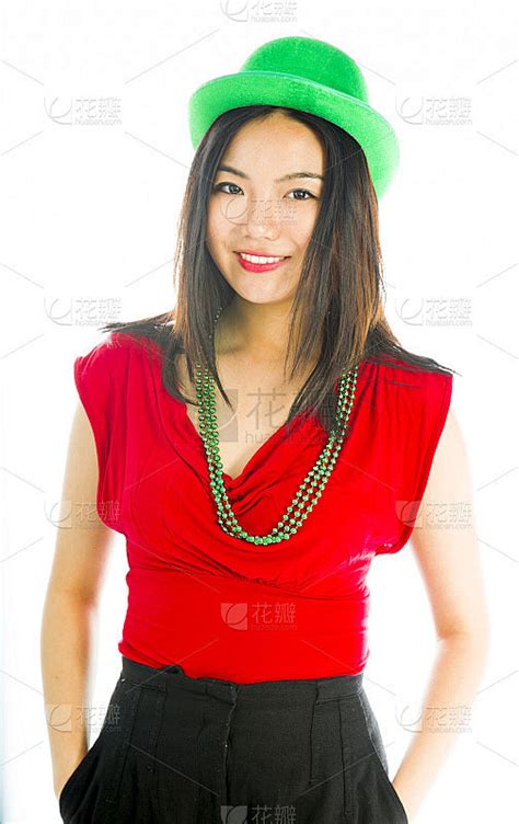 年轻女子双手插在口袋里站着