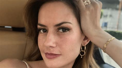 Altair Jarabo Y La Elegancia De Vestir De Blanco Para Una Salida Casual