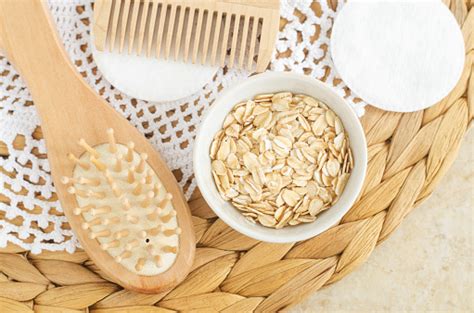 작은 흰색 그릇과 나무 하이브러시에 압연 귀리 수제 얼굴 또는 헤어 마스크를 준비하기위한 재료 자연 미용 치료 및 스파 레시피 평면도 복사 공간 Diy에 대한 스톡 사진 및