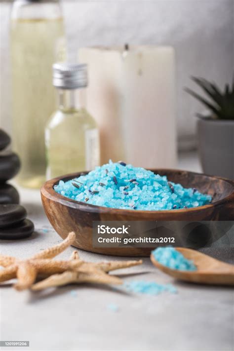 꽃 바다 소금과 아로마 오일 바다 별 바다 스타일 스파 설정 아로마 에센셜 과 천연 향기 소금의 마사지 오일 병의 아름다움 여전히 생활 돌 콘크리트 회색 테이블에 촛불 스파