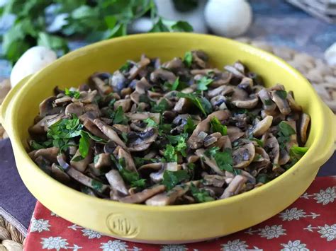 Salteado De Champiñones Con Ajo Y Perejil La Guarnición Rápida Y