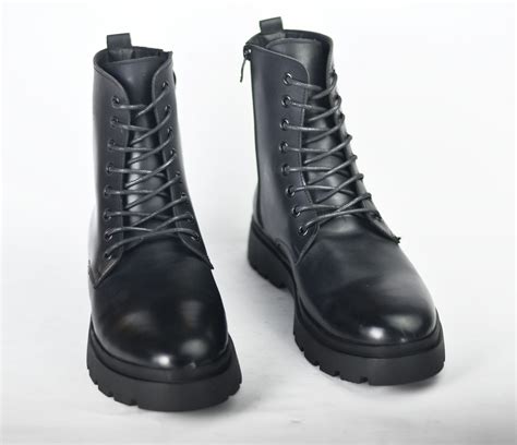 حذاء بوت جلد اسود ونعل رابر Vatarin