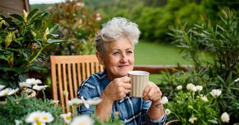 여름에 발코니에서 정원을 가꾸고 커피를 마시는 노인 여성의 초상화 사진 Unsplash의 아름다움 이미지
