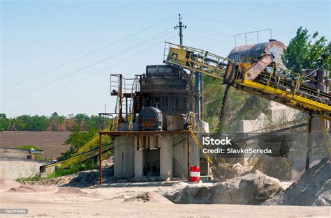 분쇄 기계 콘 형 돌 분쇄기 채석장 오픈 구덩이 광산에 분쇄 화강암 자갈 돌을 전달 분쇄 된 돌과 자갈가공 공장 채석장 및 채석장 광산 장비 자갈 바위에 대한 스톡 사진 및