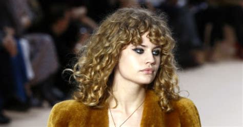 너무 후끈해서 속옷만 입어요