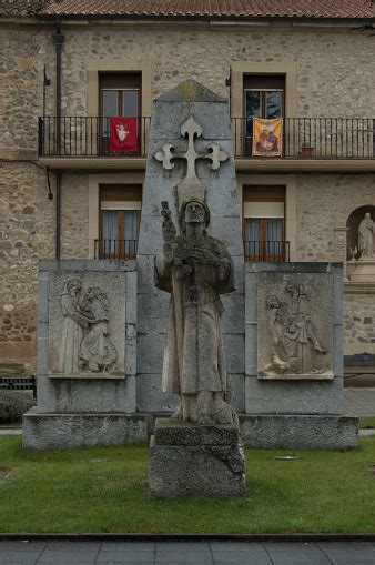 산토도밍고 데 라 칼 사 다에서 산티아고 데 컴 포 스텔라에 순례자를 좋은 기념물 건축 여행 역사입니다 도로에 대한 스톡 사진 및 기타 이미지 Istock