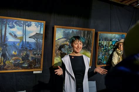 Художница из Новосибирска привезла в Омск свои детские страхи Медиа