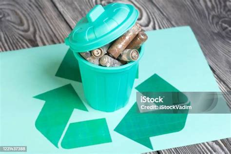 폐 배터리로 채워진 뚜껑이있는 쓰레기통 배터리는 부식으로 덮여 있습니다 폐기물 재활용 기호에 서 있습니다 환경 보호의 날의 상징 0명에 대한 스톡 사진 및 기타 이미지