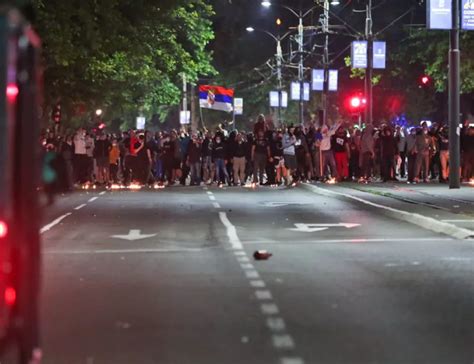 Голям протест в Белград заради знаков корупционен случай